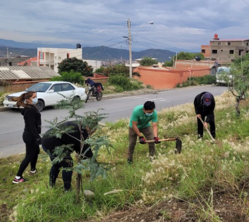 Funcionarios realizan la limpieza en dos distritos de Sacaba ...