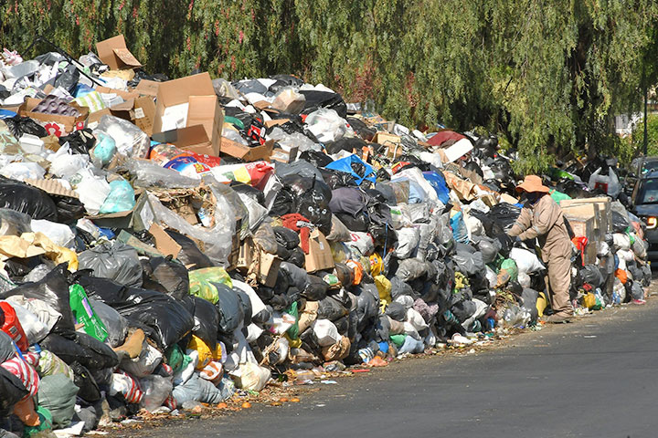La basura inunda las calles tras cinco días de bloqueo – lavozbolivia.com